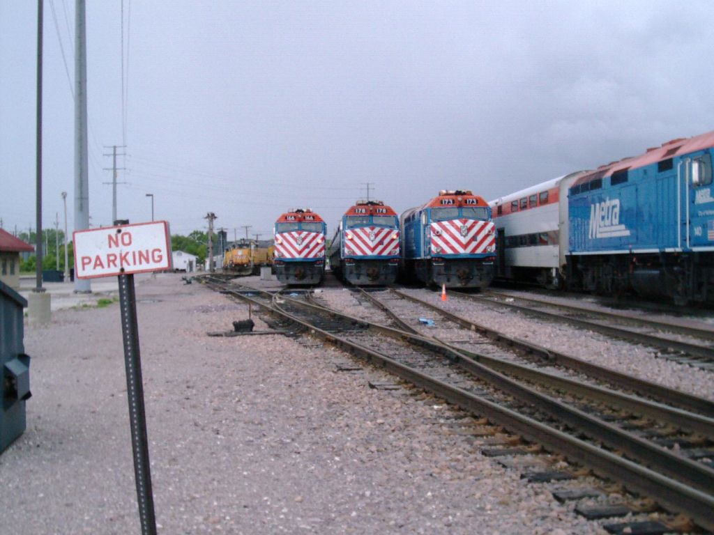 Three metra F40PH-2s